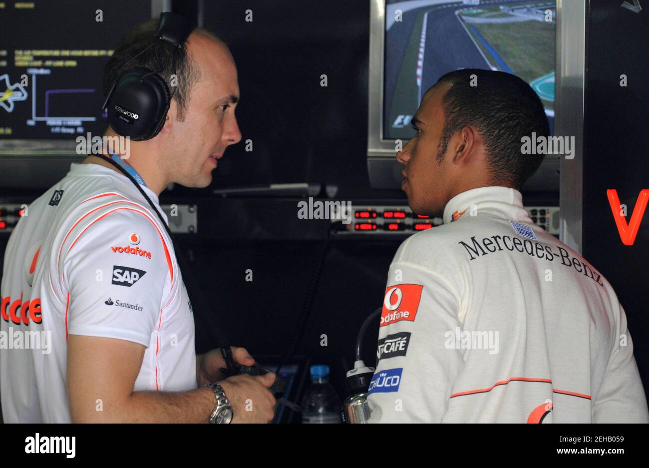 Mechanic formula one team mclaren hi-res stock photography and images ...