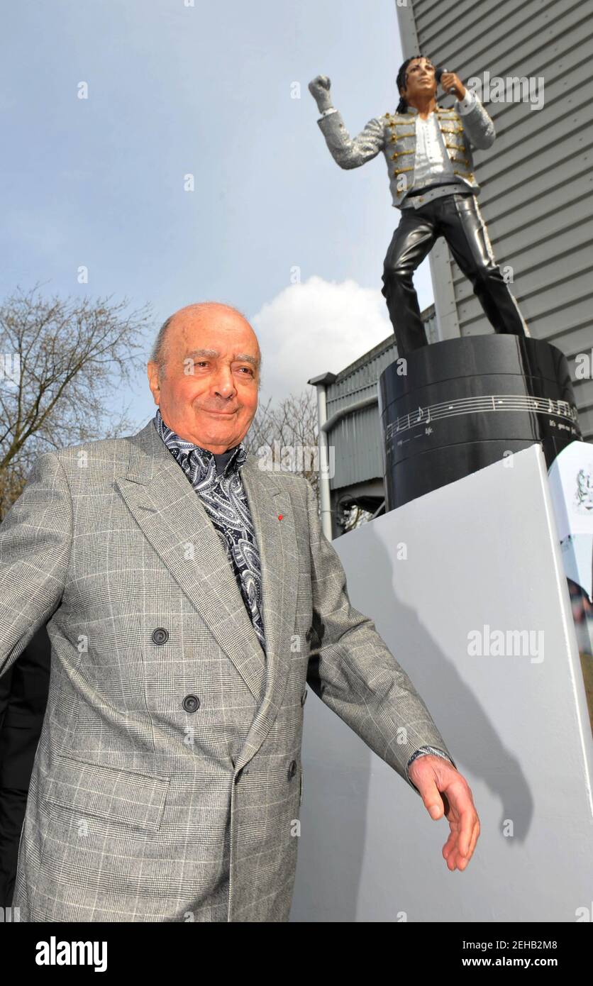 Michael jackson statue fulham hi-res stock photography and images - Alamy