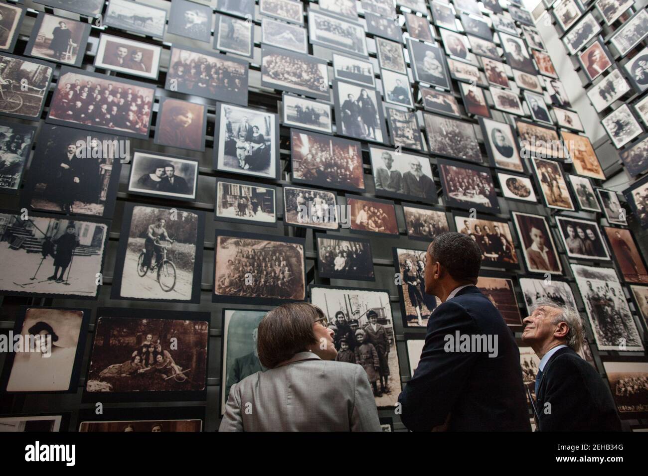 President Barack Obama tours the United States Holocaust Memorial ...