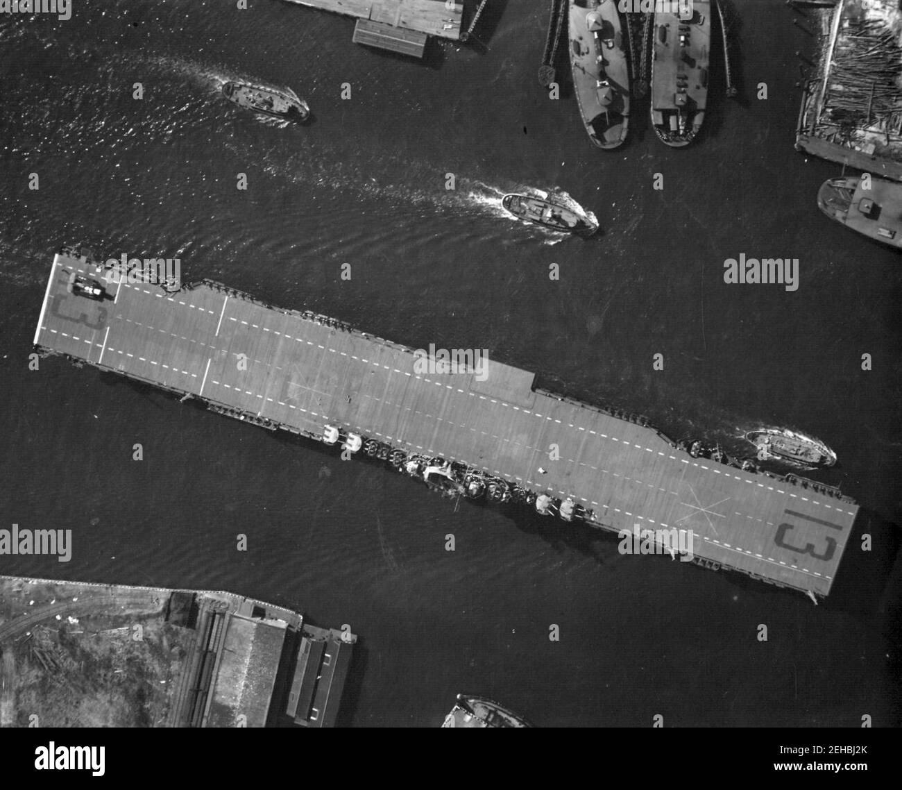Overhead view of USS Franklin (CV-13) at Norfolk 1944 Stock Photo - Alamy