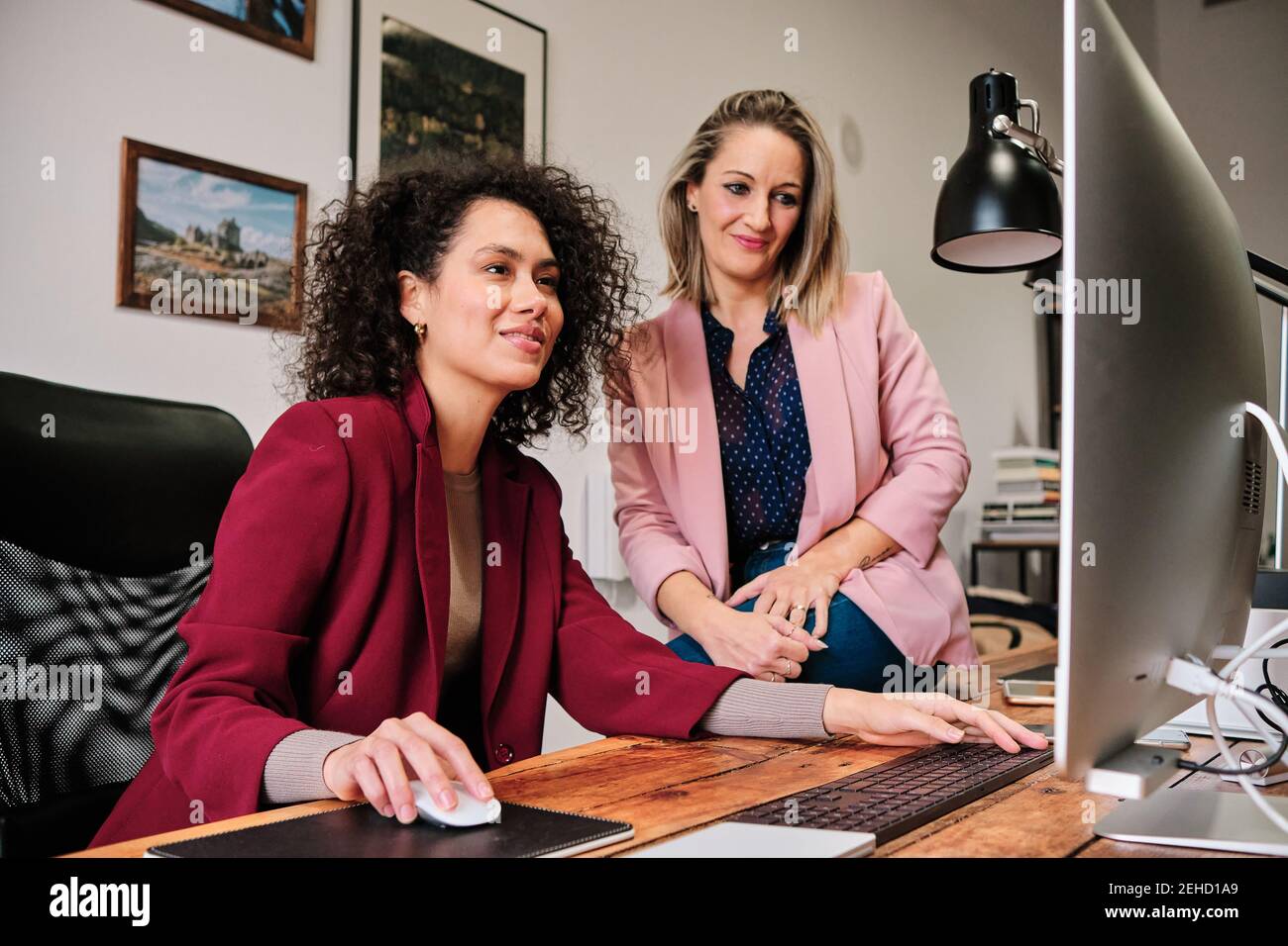 Office workspace sharing hi-res stock photography and images - Alamy