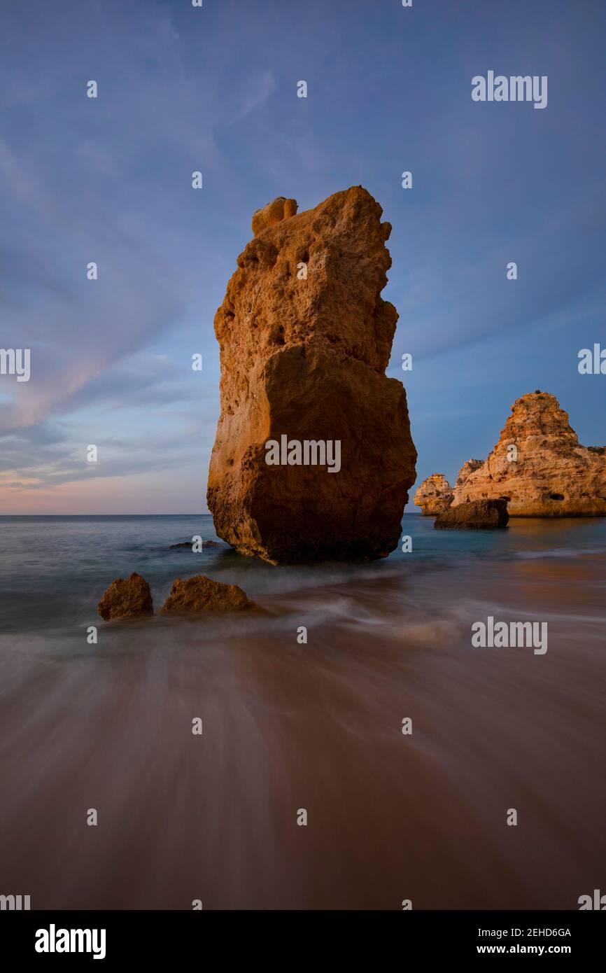 Big rock in middle ocean hi-res stock photography and images - Alamy