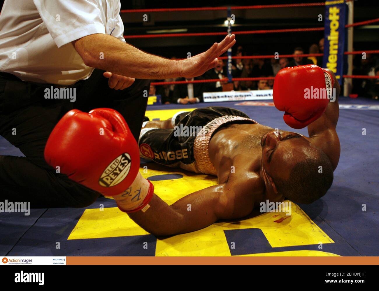 Paul williams referee hi-res stock photography and images - Alamy