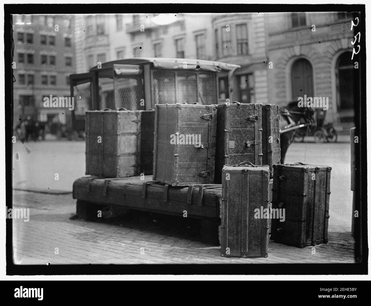 Packing trunks hi-res stock photography and images - Alamy