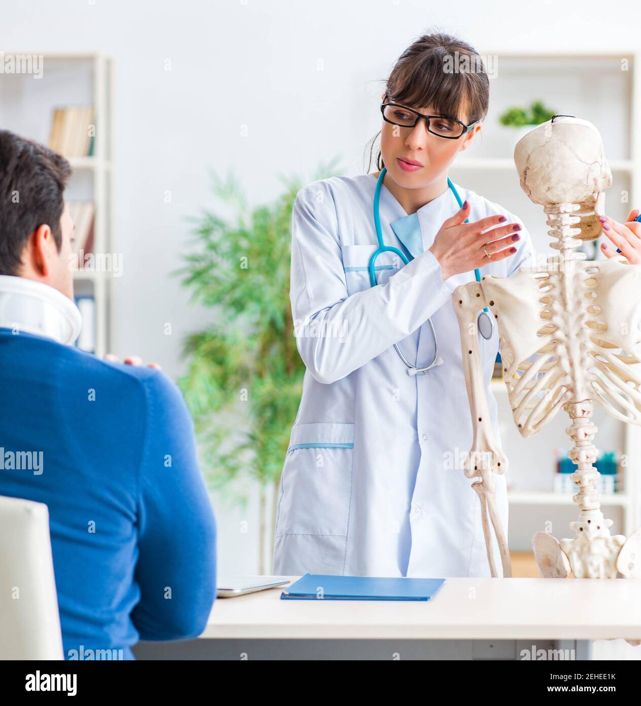 The doctor is explaining to patient with neck injury Stock Photo - Alamy