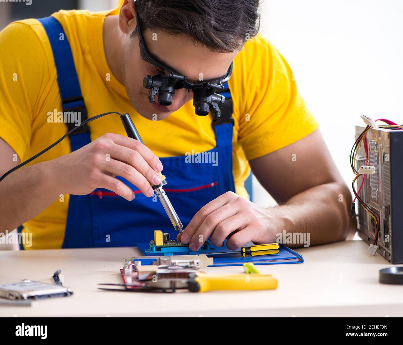 The computer repair technician repairing hardware Stock Photo - Alamy
