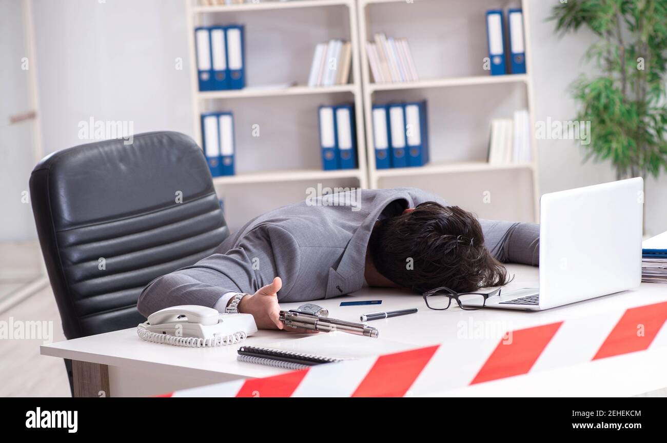 The dead businessman at this desk Stock Photo - Alamy