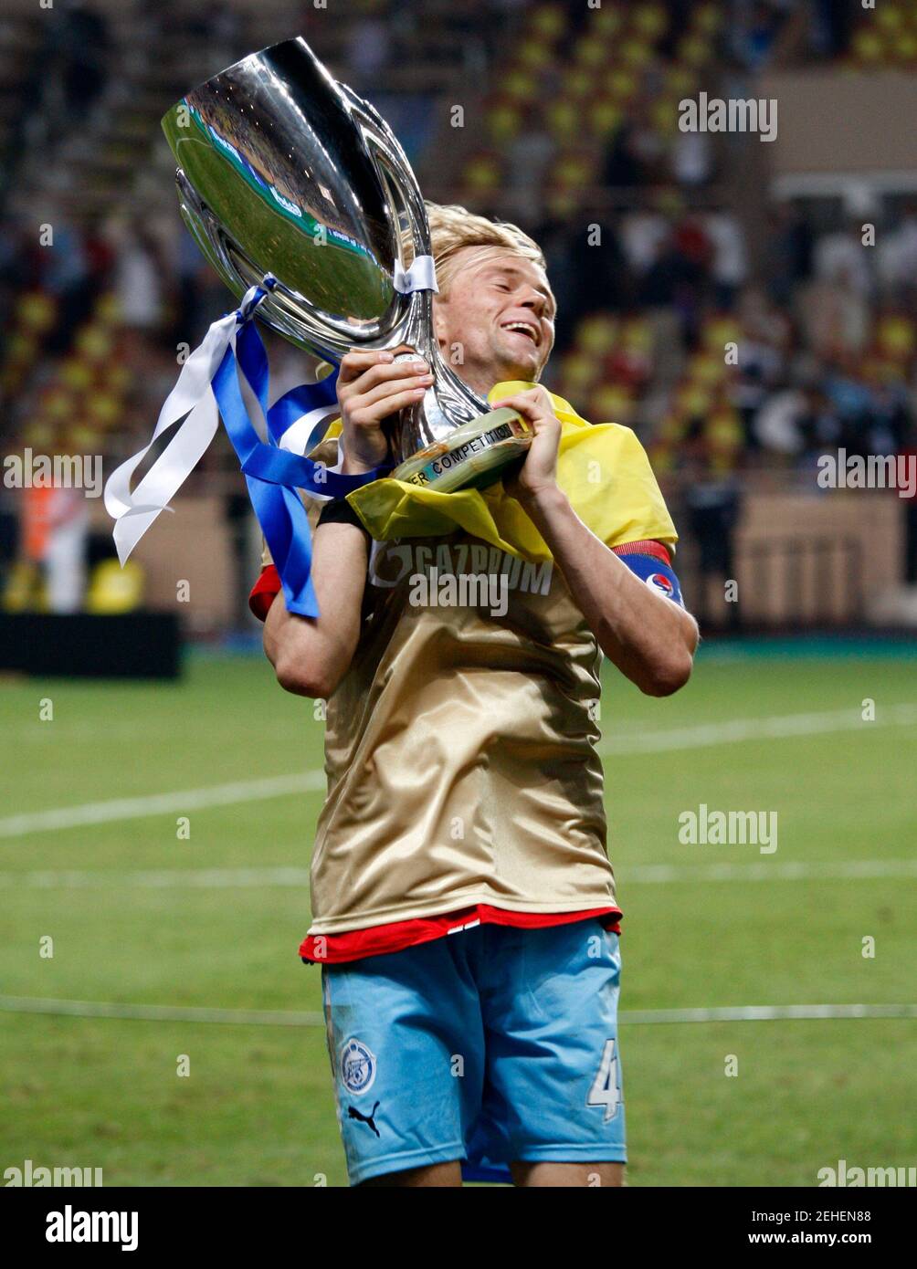 Tymoshchuk trophy hi-res stock photography and images - Alamy