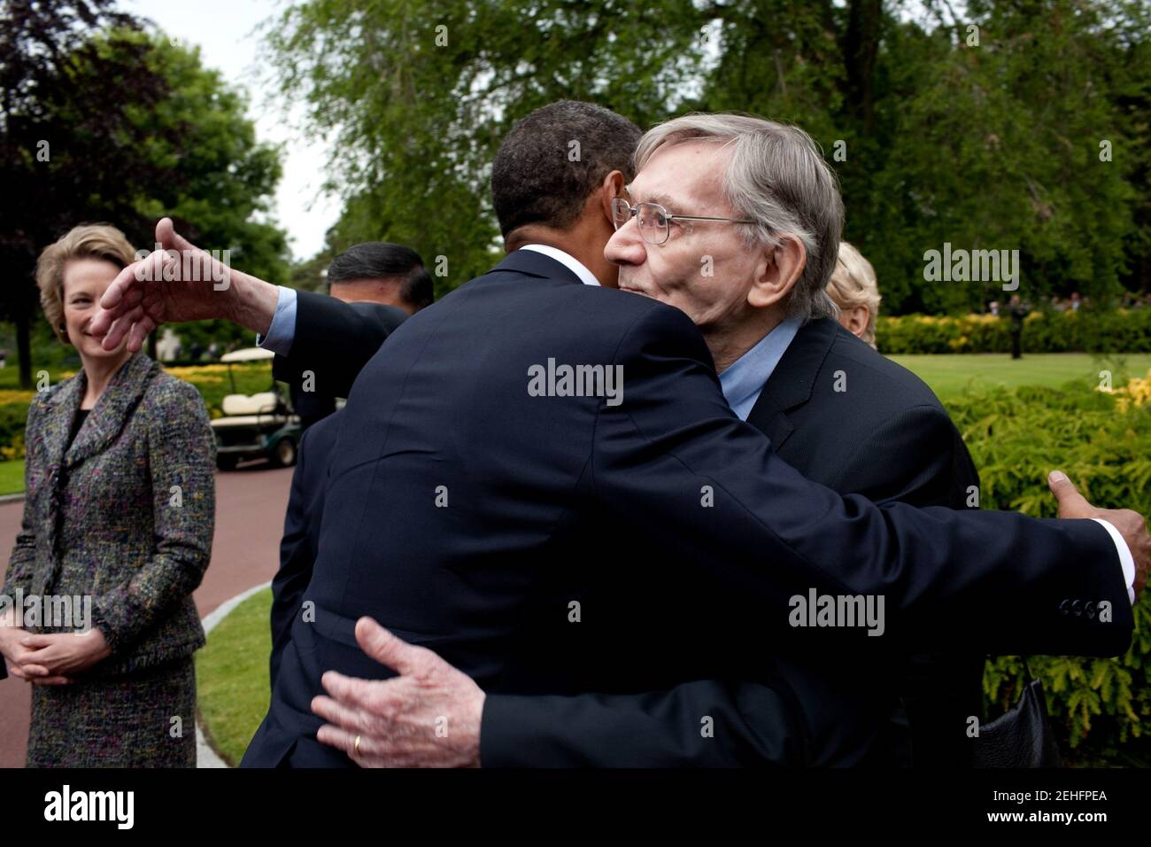 President Barack Obama embraces his great uncle Charles Payne following ...
