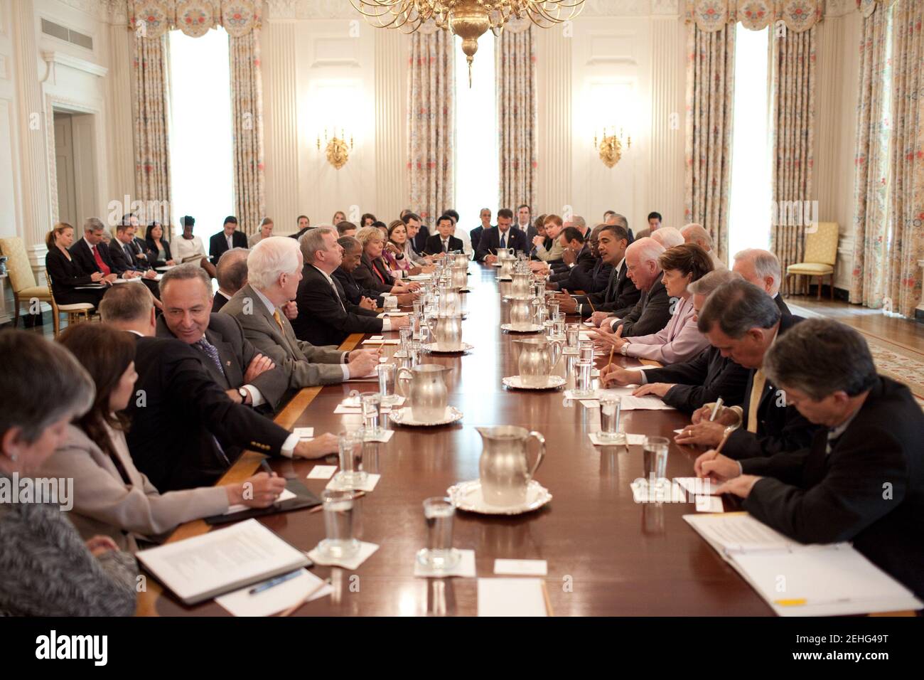 President Barack Obama meets with members of Congress for a roundtable ...