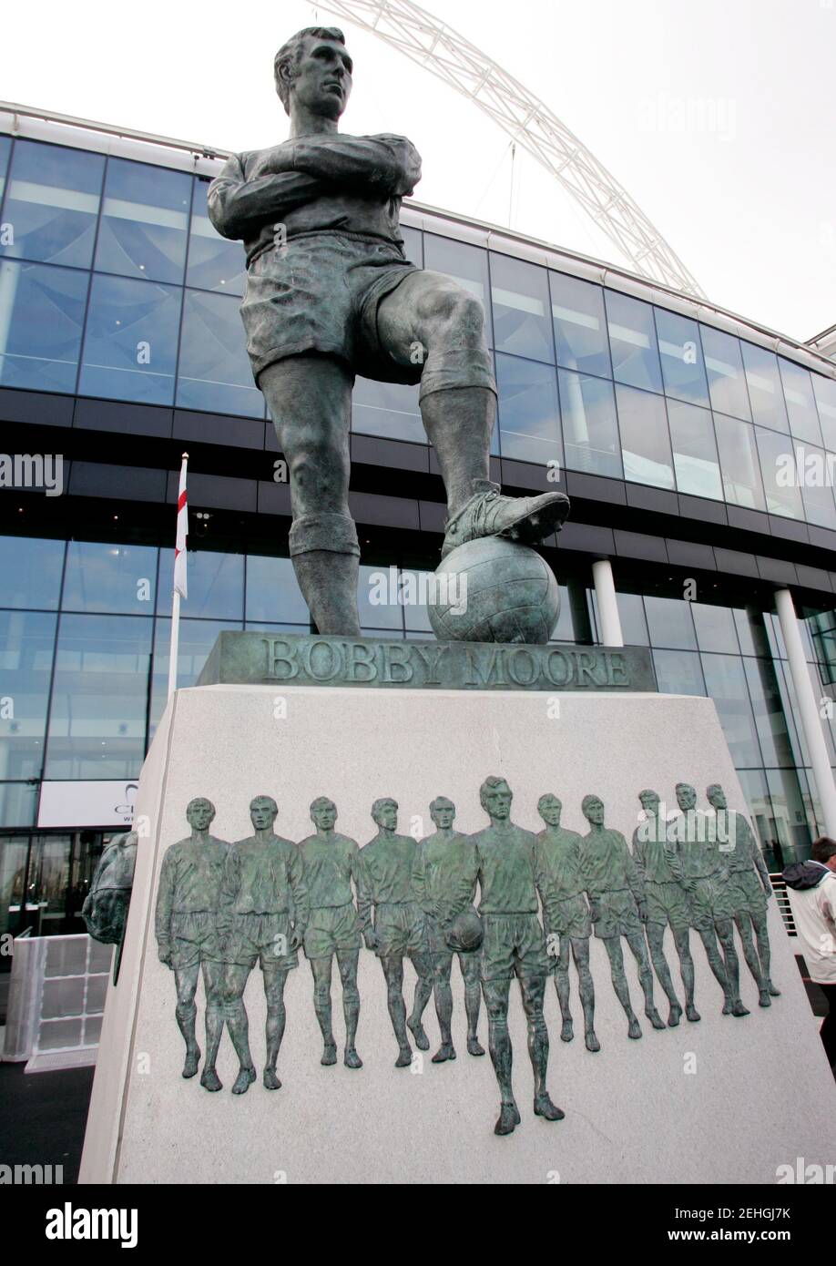 The bobby moore statue at wembley stadium hi-res stock photography and ...