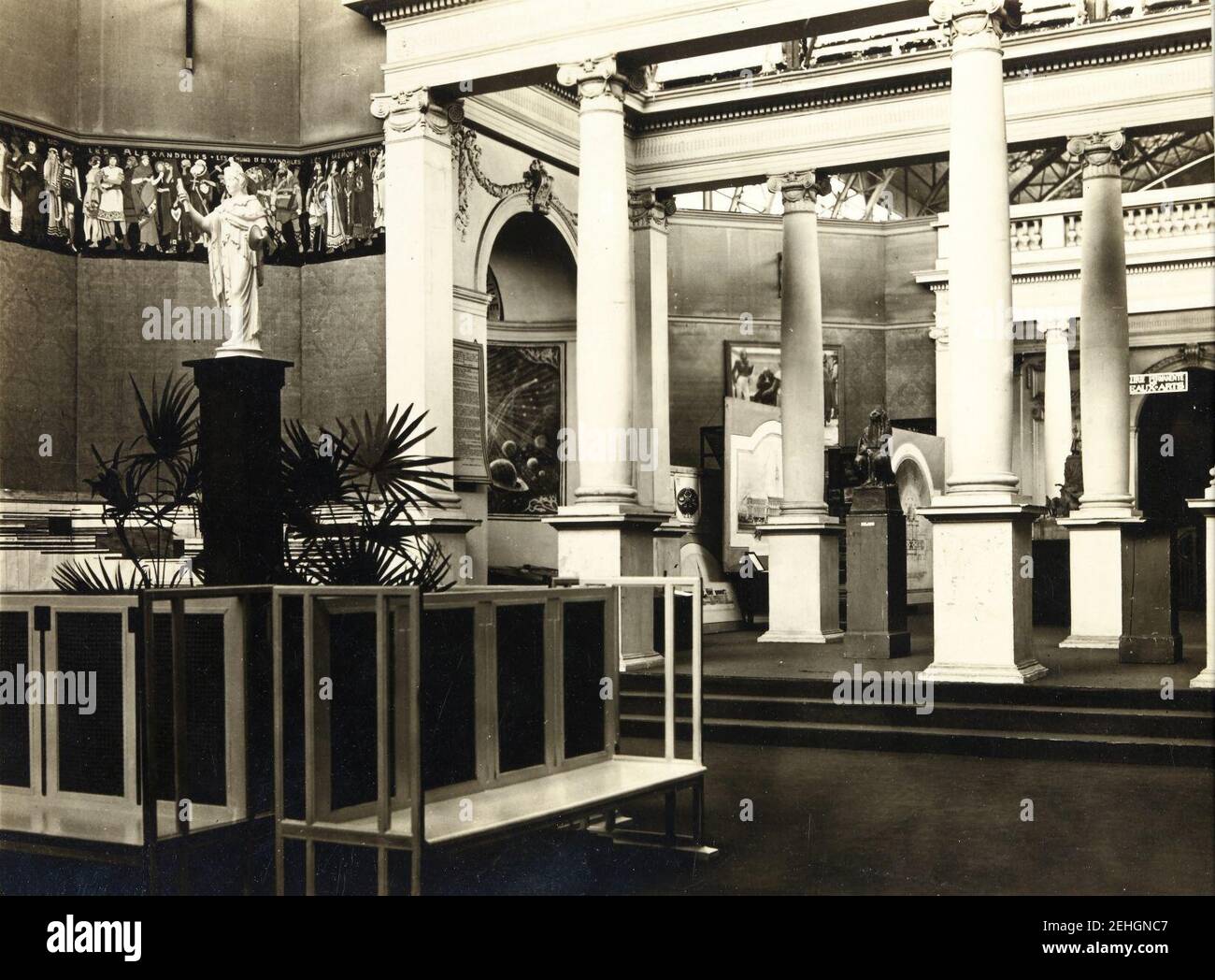 Palais Mondial. Hall d'introduction Stock Photo - Alamy