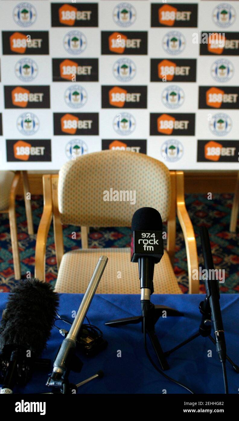 Football manager chair hi-res stock photography and images - Alamy
