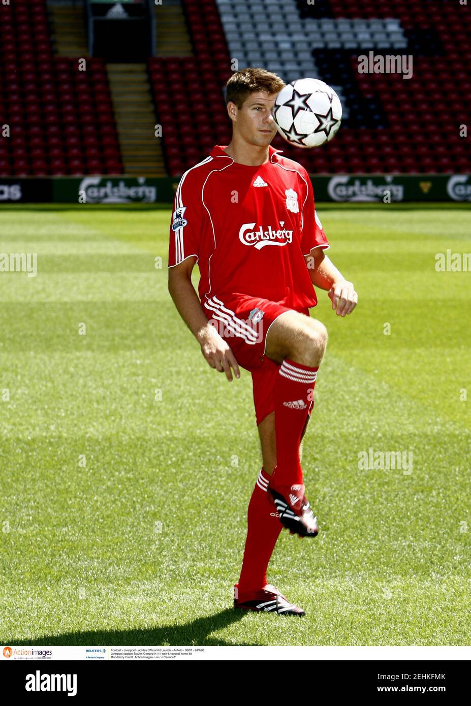 Liverpool new kit hi-res stock photography and images - Alamy