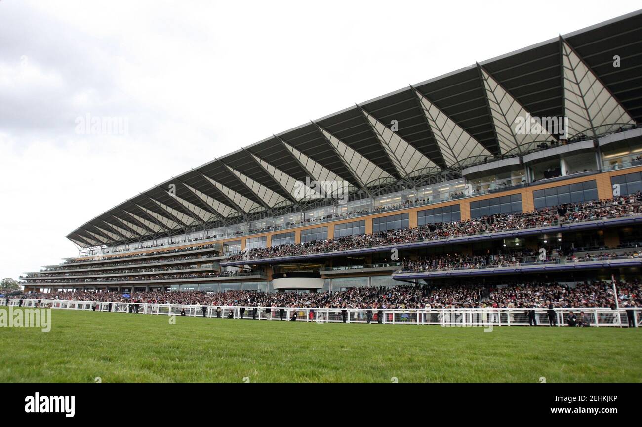 Ascot grandstand hi-res stock photography and images - Alamy