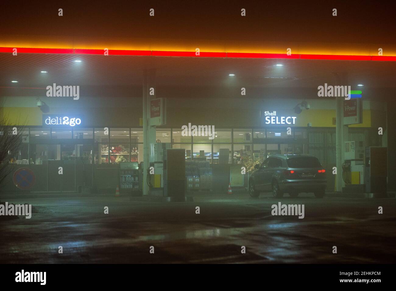 Shell station at night hi-res stock photography and images - Alamy