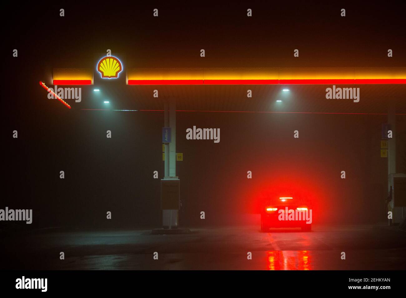 Shell station at night hi-res stock photography and images - Alamy