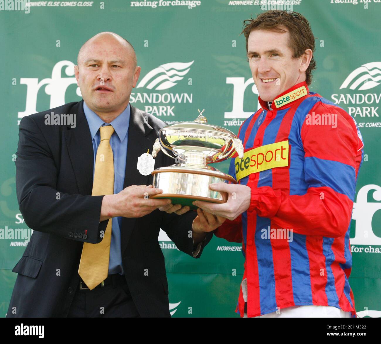 Brian moore commentator hi-res stock photography and images - Alamy