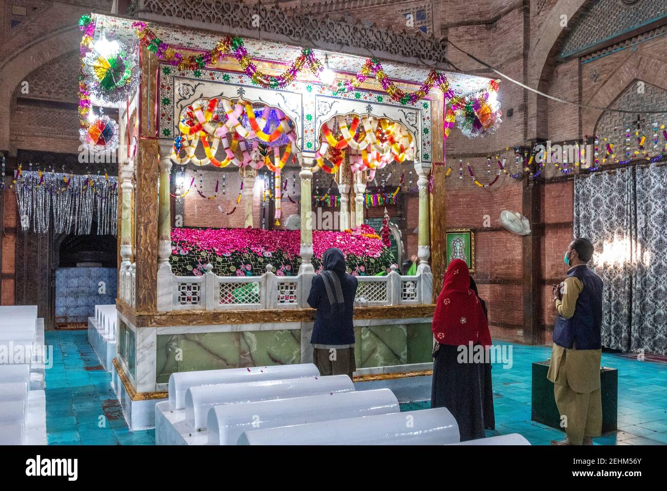 Pilgrims Praying at the Shrine of Bahauddin Zakariya, Multan, Punjab ...