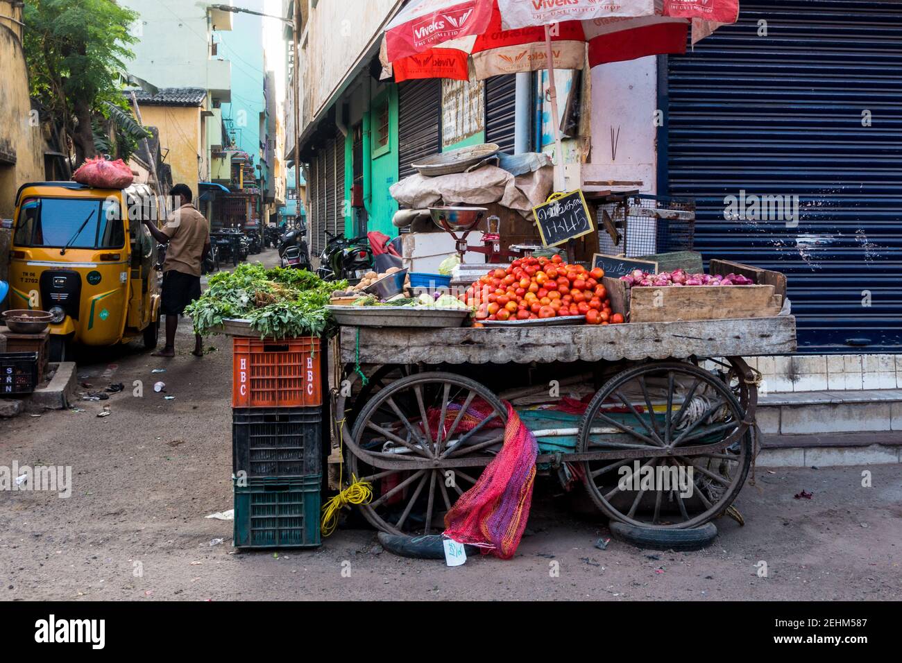 Push cart hi-res stock photography and images - Alamy