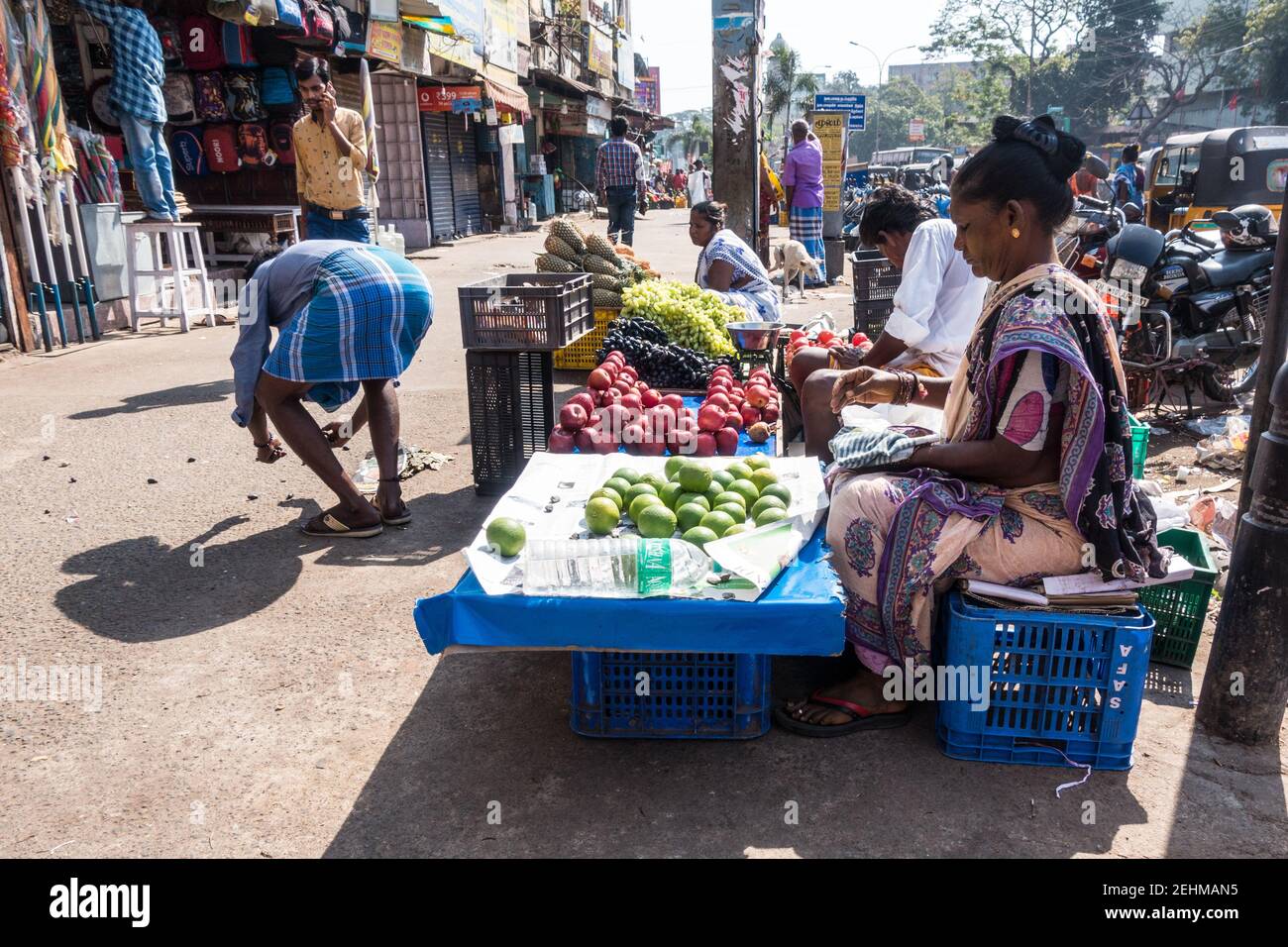 Roadside fruits selling india hi-res stock photography and images - Alamy