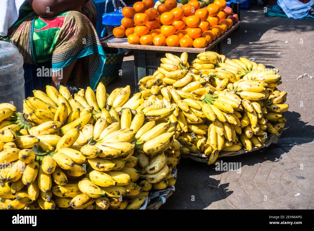 Roadside fruits selling india hi-res stock photography and images - Alamy