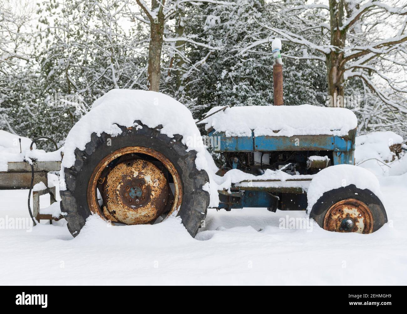 Fordson Super Dexta Tractor in the snow Photo Phil Wilkinson / Alamy ...