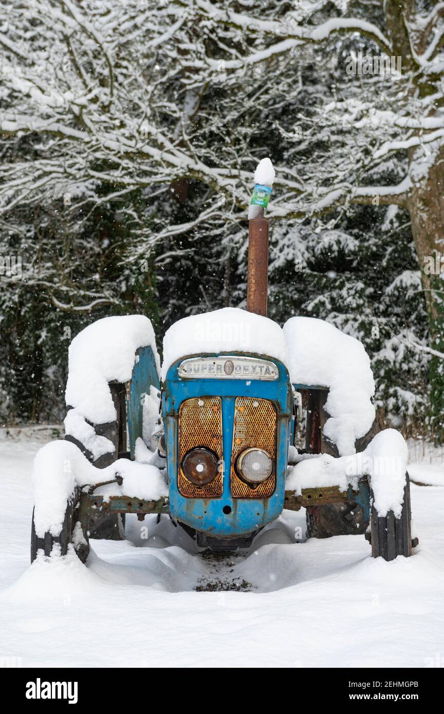 Fordson Super Dexta Tractor in the snow Photo Phil Wilkinson / Alamy ...