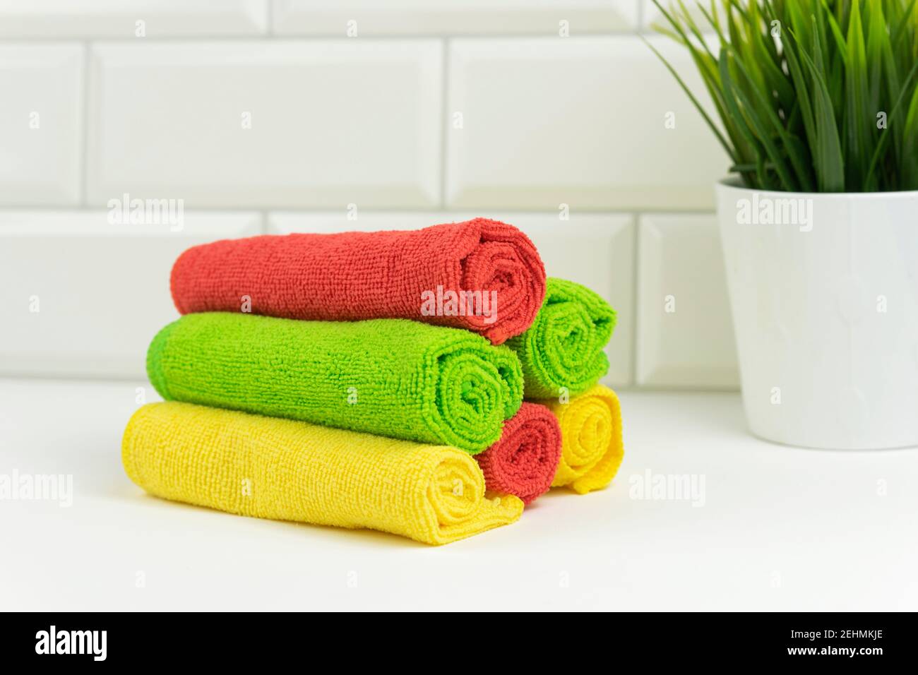 Cleaning kitchen with kitchen roll hi-res stock photography and images ...