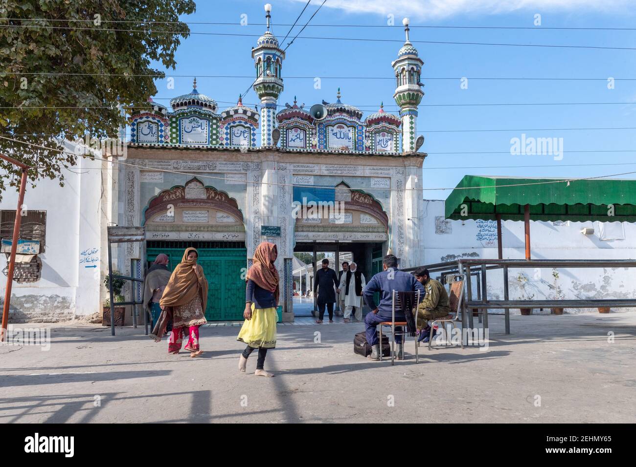 Pilgrims At Darbar Hazrat Sultan Bahoo, Basti Samundri, Ahmedpur Sial ...