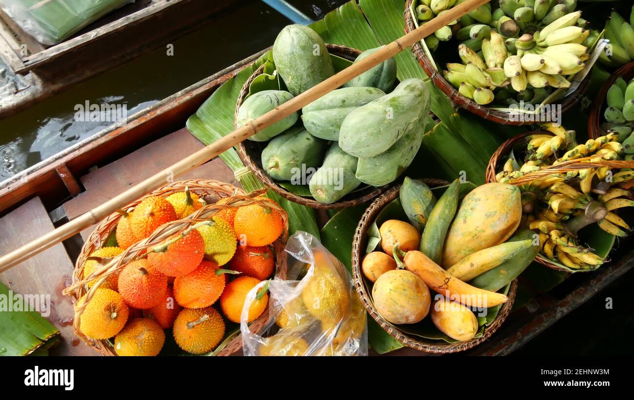 Iconic asian Lat Mayom floating market. Khlong river canal, long-tail ...