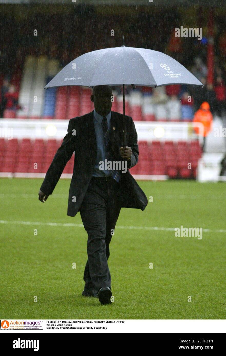Fa referee uriah rennie hi-res stock photography and images - Alamy