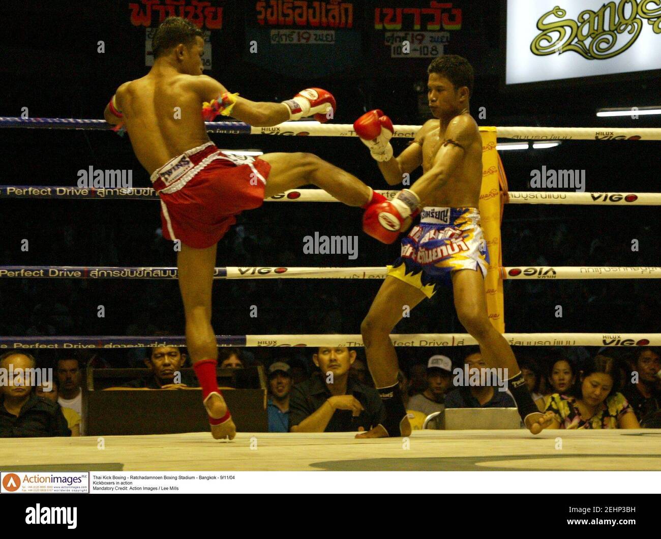 Thai boxing in ratchadamnoen stadium hi-res stock photography and ...