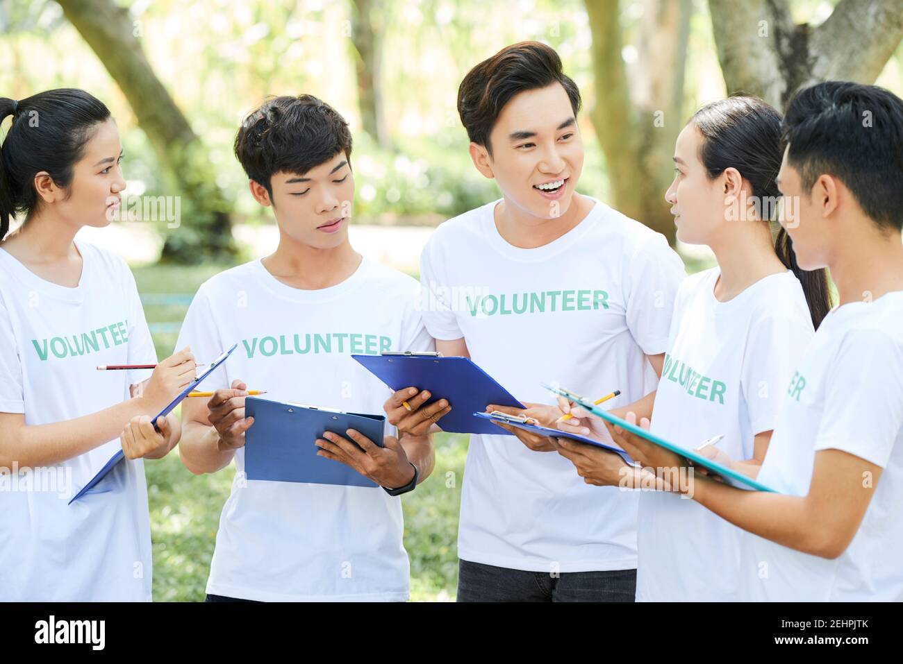 Volunteer community meeting hi-res stock photography and images - Alamy