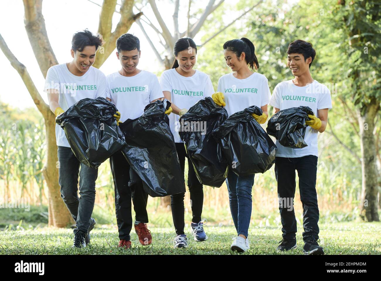 Young people collecting garbage hi-res stock photography and images - Alamy