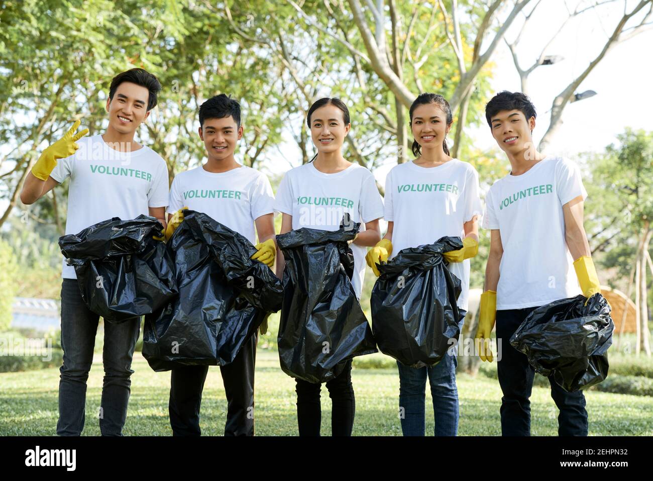 Young people volunteering hi-res stock photography and images - Alamy