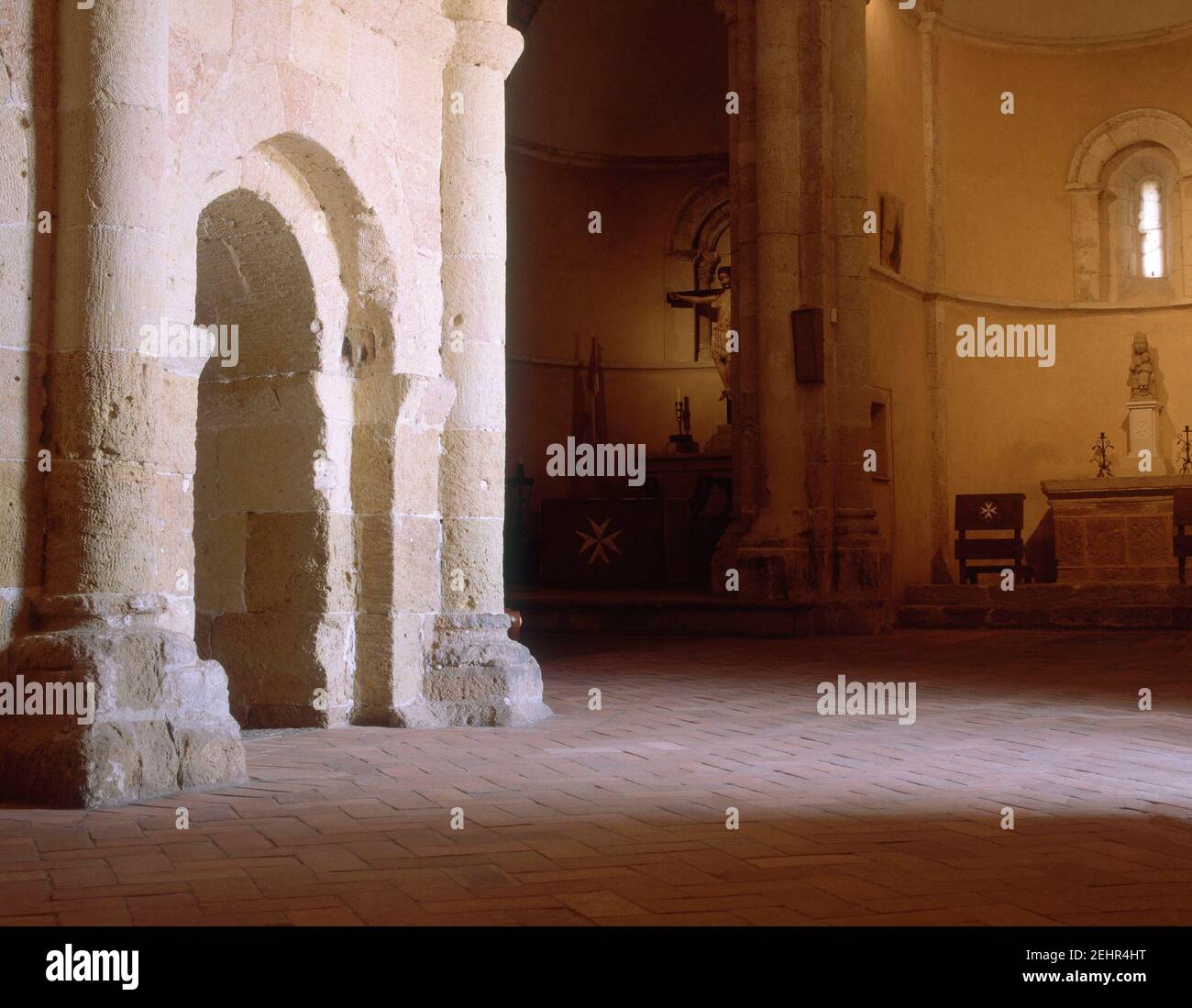 EDICULO DEAMBULATORIO Y ABSIDE CON LA IMAGEN DE LA VIRGEN DE LA PAZ ...