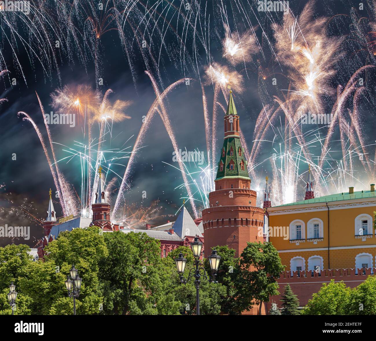 Fireworks over the Moscow Kremlin during Victory Day (WWII), Russia ...