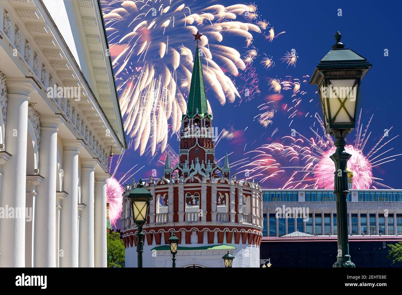 Fireworks over the Moscow Kremlin during Victory Day (WWII), Russia ...