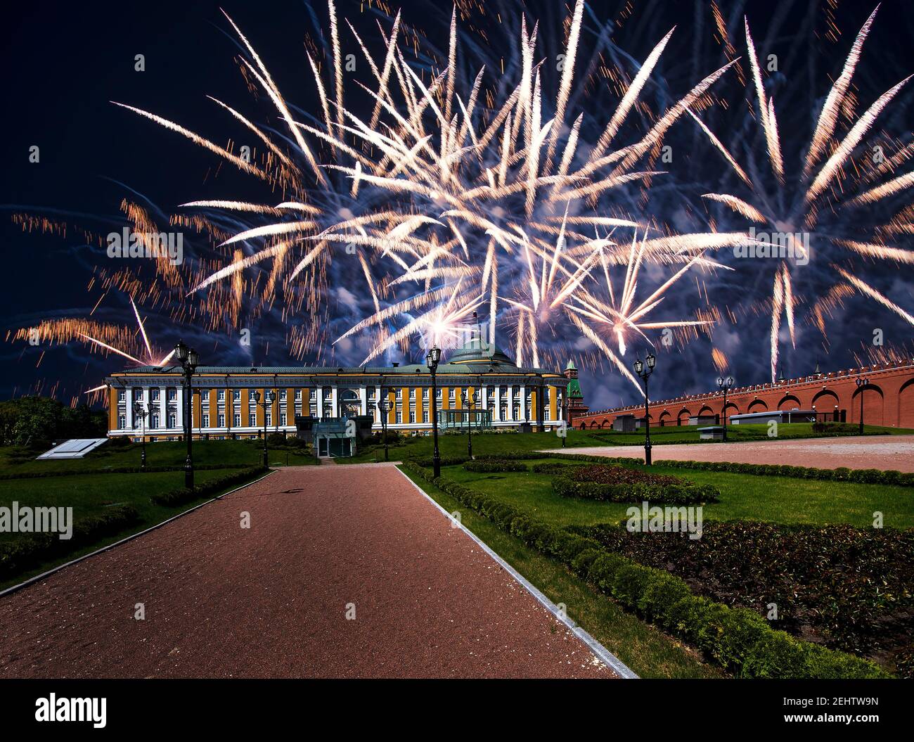 Fireworks over the Moscow Kremlin during Victory Day (WWII), Russia ...
