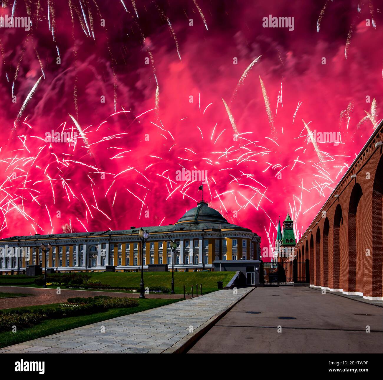 Fireworks over the Moscow Kremlin during Victory Day (WWII), Russia ...