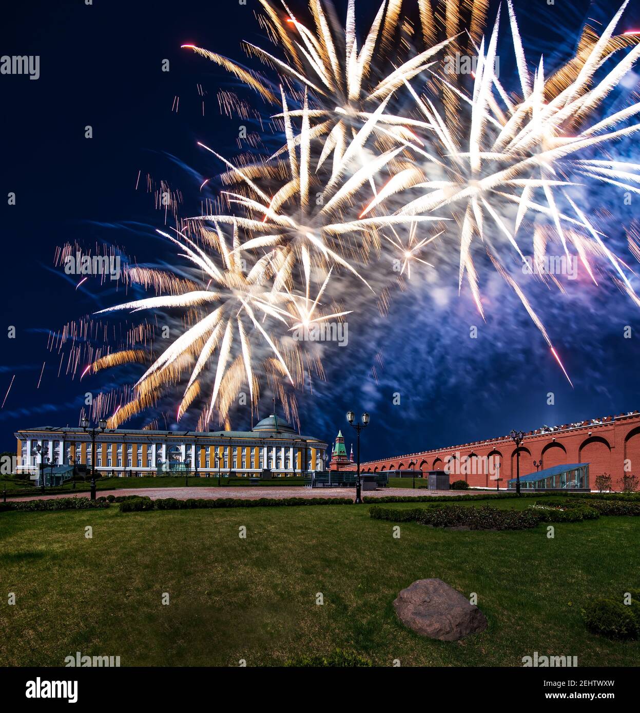 Fireworks over the Moscow Kremlin during Victory Day (WWII), Russia ...