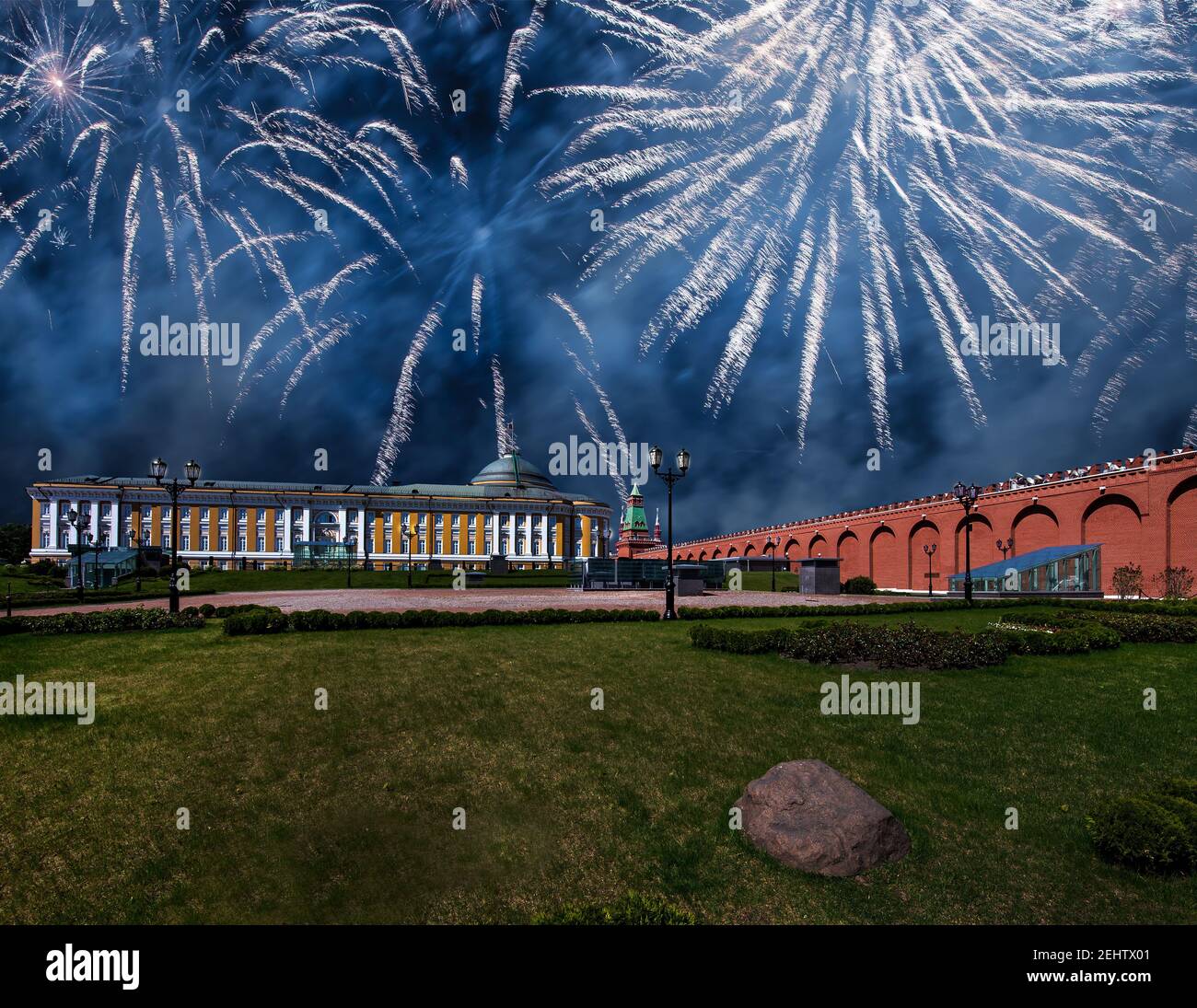 Fireworks over the Moscow Kremlin during Victory Day (WWII), Russia ...
