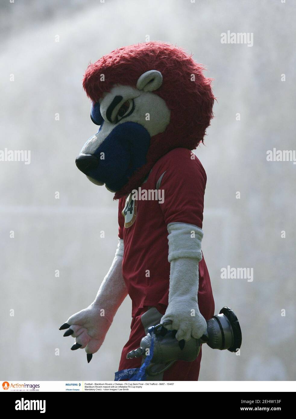 Fa cup trophy mascot hi-res stock photography and images - Alamy