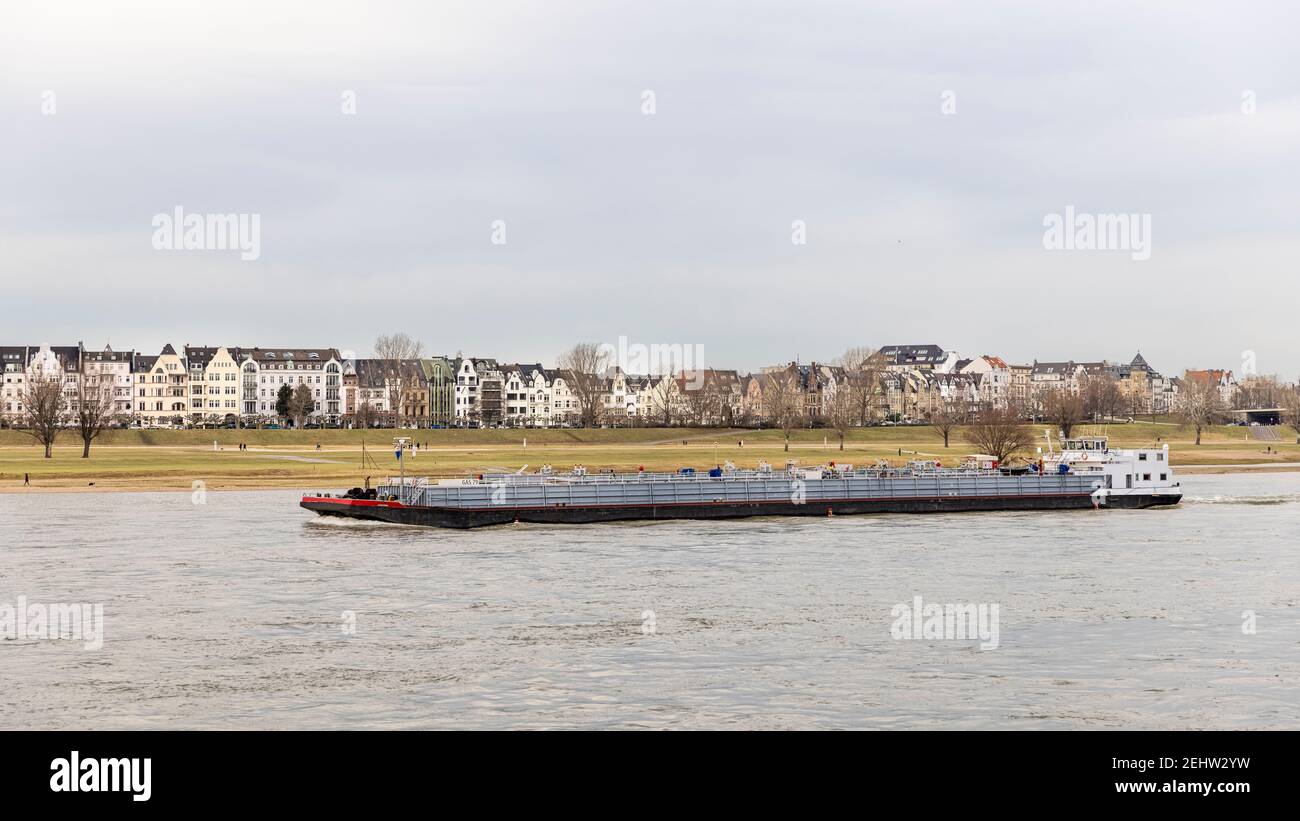 Commercial barge hi-res stock photography and images - Alamy