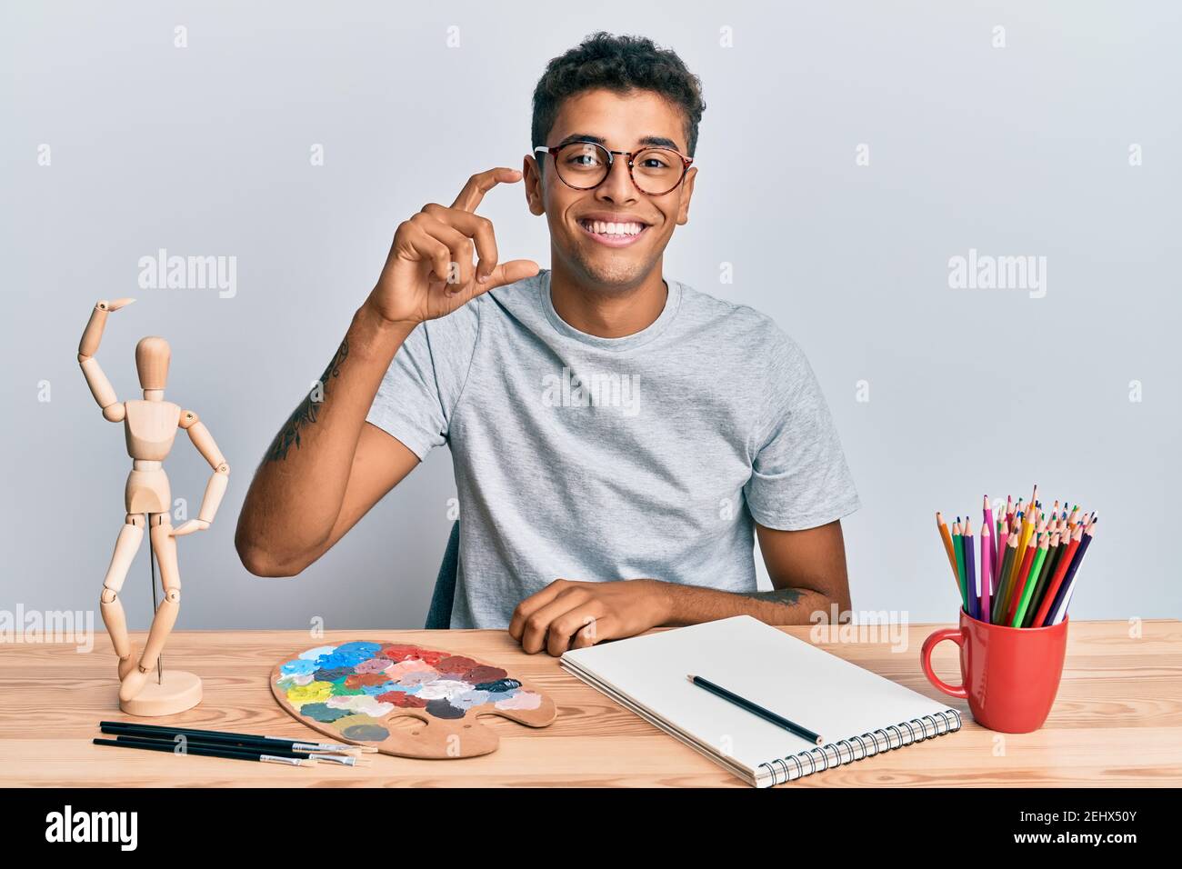 Artist measuring thumb hi-res stock photography and images - Alamy