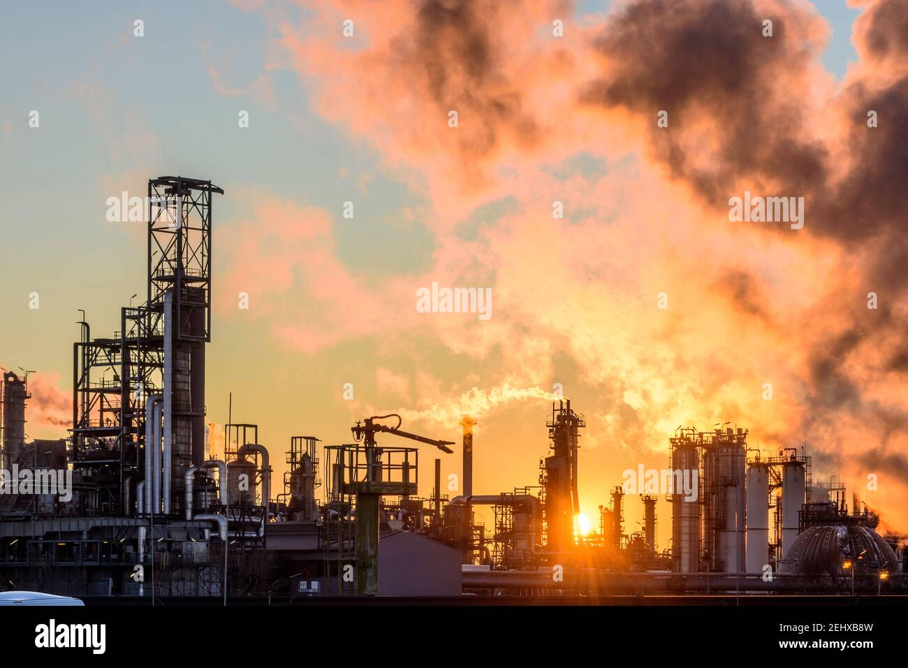Omv refinery at sunset hi-res stock photography and images - Alamy