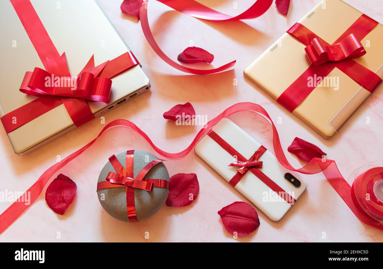 Cell phone laptop hi-res stock photography and images - Alamy