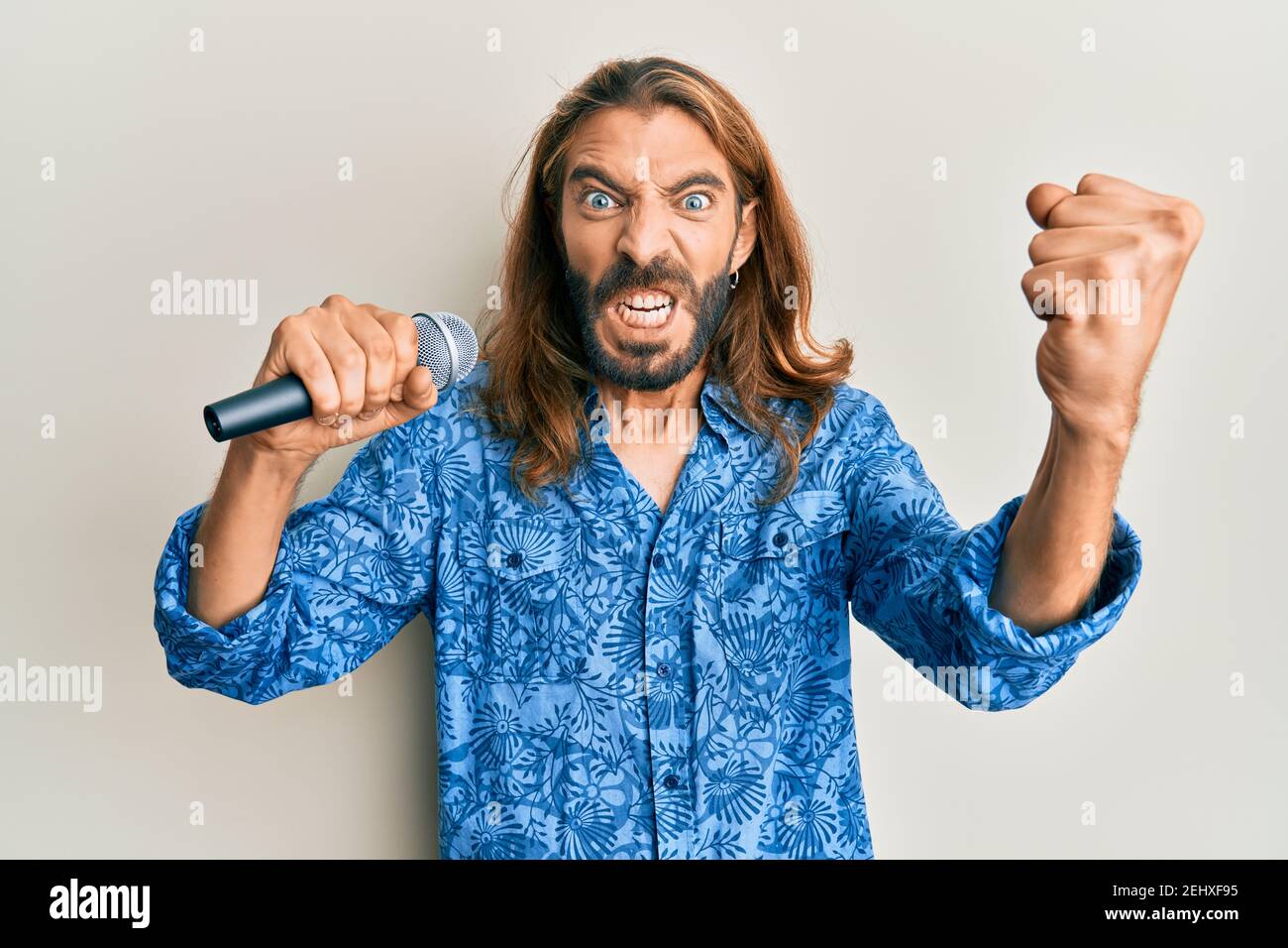 Man shouting mic hi-res stock photography and images - Alamy