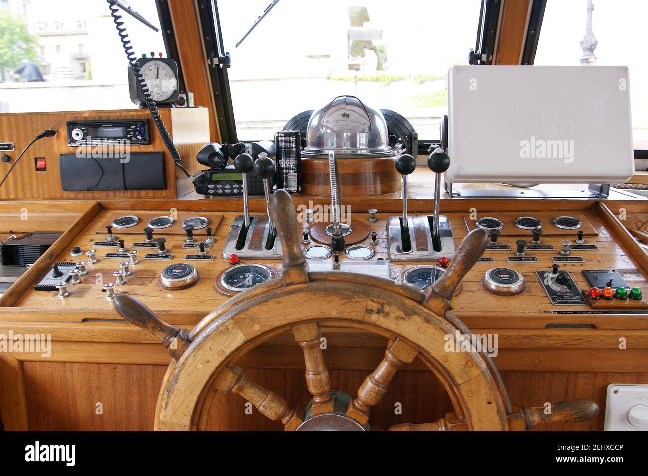 Wheelhouse (flying bridge, Bridge of a ship) - a special room in the ...